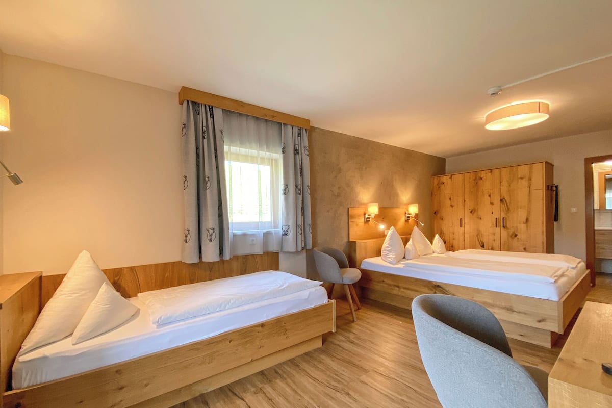 Quarto triplo superior | Cofres nos quartos, cortinas blackout, Wi-Fi de cortesia, roupa de cama