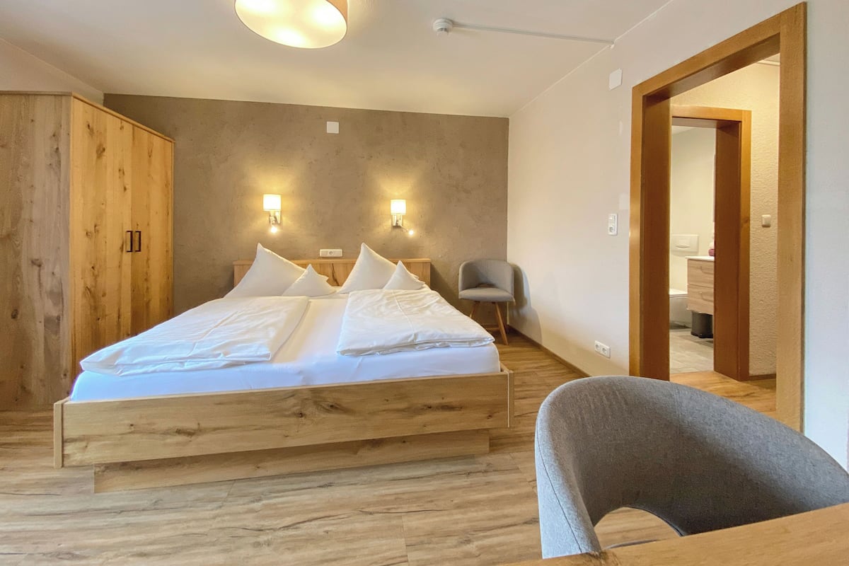 Quarto casal superior | Cofres nos quartos, cortinas blackout, Wi-Fi de cortesia, roupa de cama