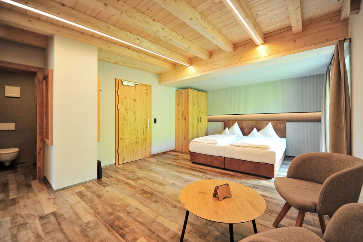 Quarto quádruplo clássico | Cofres nos quartos, cortinas blackout, Wi-Fi de cortesia, roupa de cama