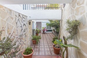 Apartamento (Apartment with Garden View)