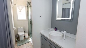 Casa, 2 quartos | Casa de banho | Toalhas fornecidas, champô 