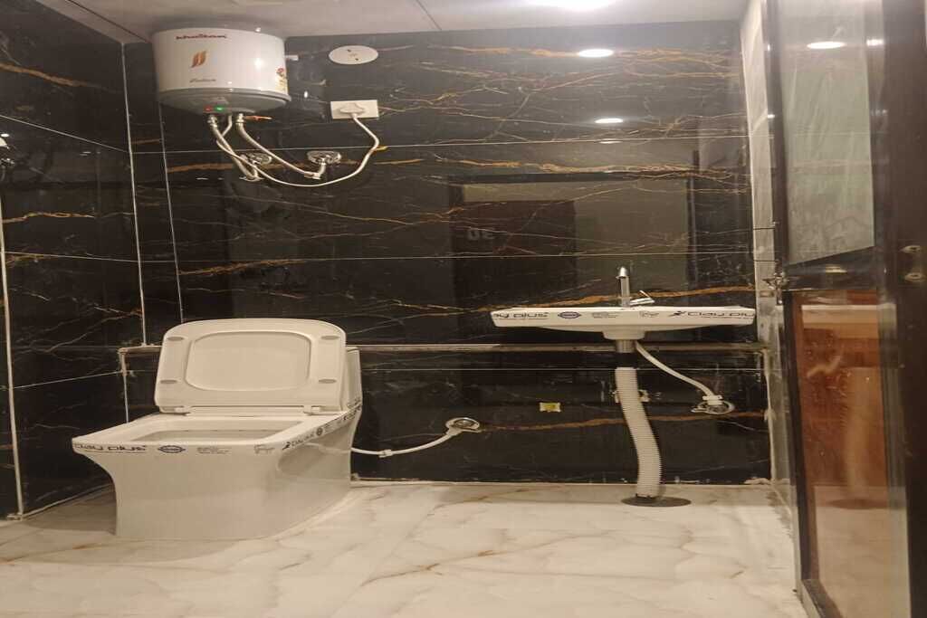 Quarto Duplo Deluxe | Casa de banho | Um polibã, artigos de higiene pessoal grátis 