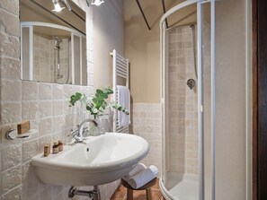 Quarto, 1 cama queen-size | Casa de banho | Um polibã, um secador de cabelo, toalhas fornecidas, sabão 