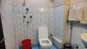 Quarto triplo luxo | Banheiro | Chuveiro, produtos de toalete grátis, toalhas de banho