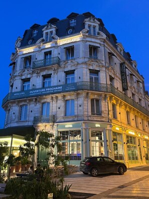 Um edifício histórico com hotel, spa e bar/lounge no andar térreo.