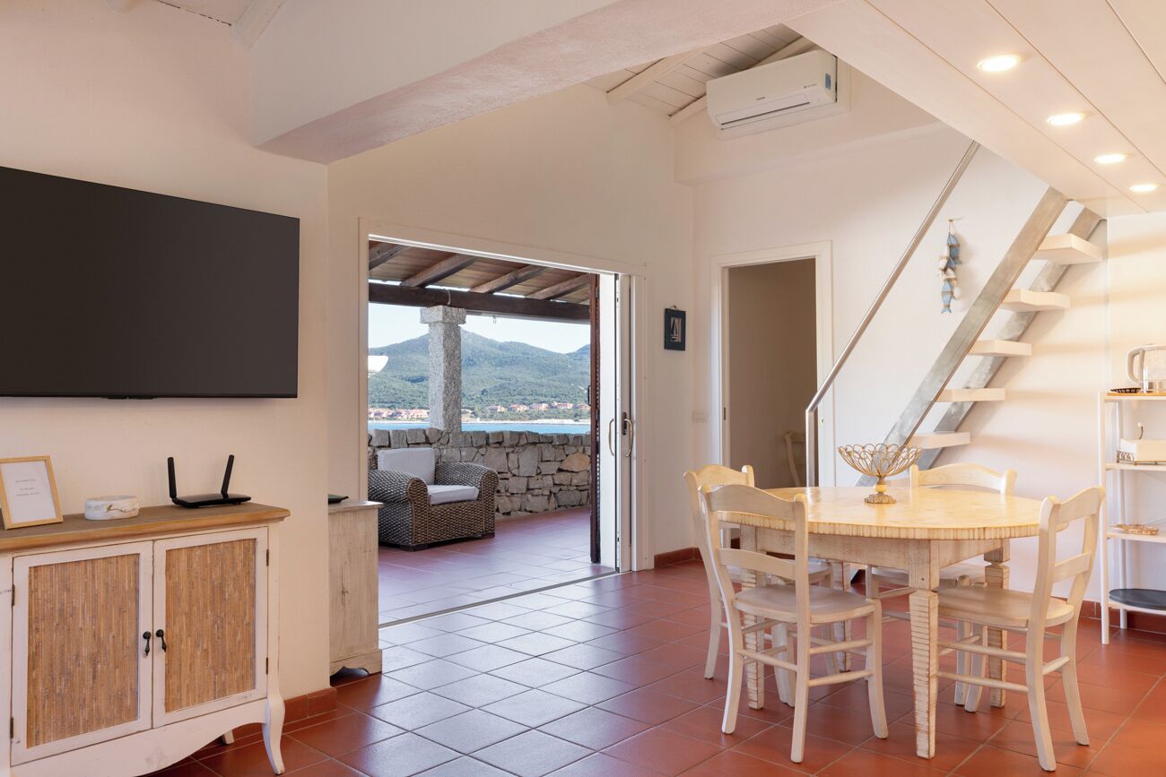 Apartamento, 2 quartos, vista para o mar | Sala de estar | Televisor de 30 polegadas com canais via satélite 