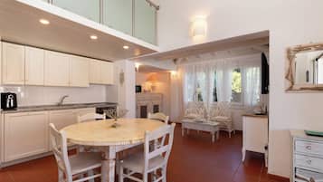 Apartamento, 2 quartos, vista para o mar | Cozinha privada | Máquina de café expresso, cafeteira/chaleira, chaleira elétrica