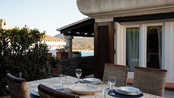 Apartamento, 2 quartos, vista para o mar | Terraço/pátio