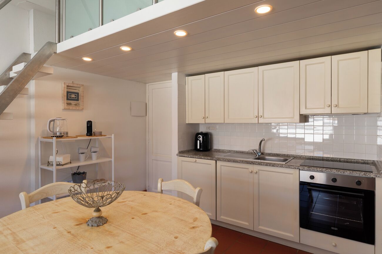 Apartamento, 2 quartos, vista para o mar | Cozinha privada | Máquina de café expresso, cafeteira/chaleira, chaleira elétrica