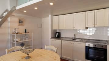 Apartamento, 2 quartos, vista para o mar | Cozinha privada | Máquina de café expresso, cafeteira/chaleira, chaleira elétrica