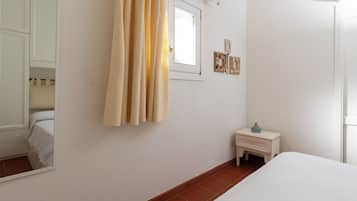 Apartamento, 2 quartos, vista para o mar | Ferros/tábuas de passar roupa, Wi-Fi de cortesia