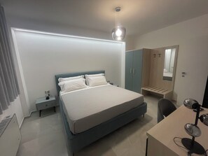 Quarto Duplo Standard | Minibar, cofre no quarto, secretária 