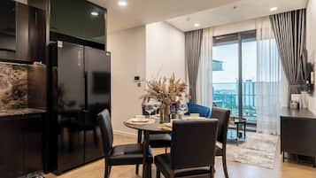 Apartamento, vista para a cidade | Opções para refeição