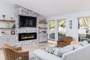 Casa, várias camas, pátio, vista para o jardim (Casa Mariposa Retreat) | Sala de estar | Lareira 