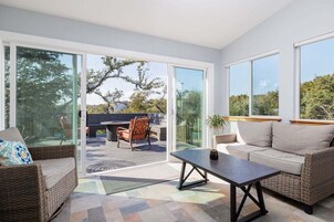 Casa, várias camas, pátio, vista para o jardim (Casa Mariposa Retreat) | Sala de estar | Lareira 