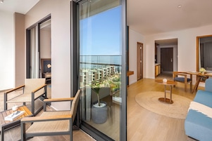 Suite Familiar, várias camas, vista para o mar (Grand) | Roupa de alta qualidade, cofre no quarto, secretária