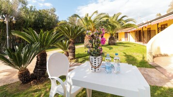 Quarto Triplo, vista para o jardim | Refeições ao ar livre