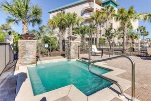 Apartamento em Condomínio Fechado, várias camas (Alerio E304) | Piscina | Piscina exterior, uma piscina aquecida 