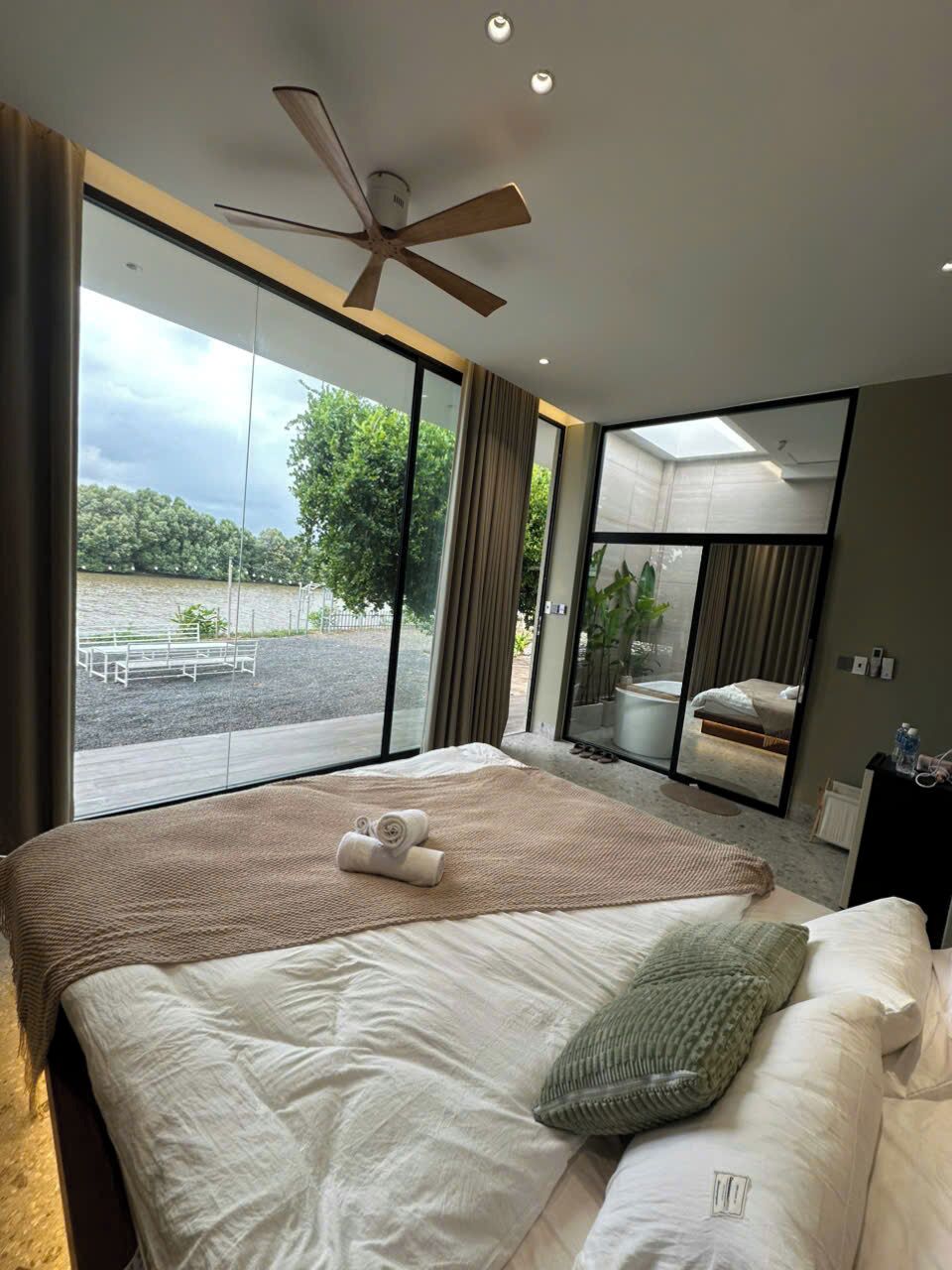 Quarto casal luxo, vista para o rio | Quartos à prova de som, ferros/tábuas de passar roupa, Wi-Fi de cortesia