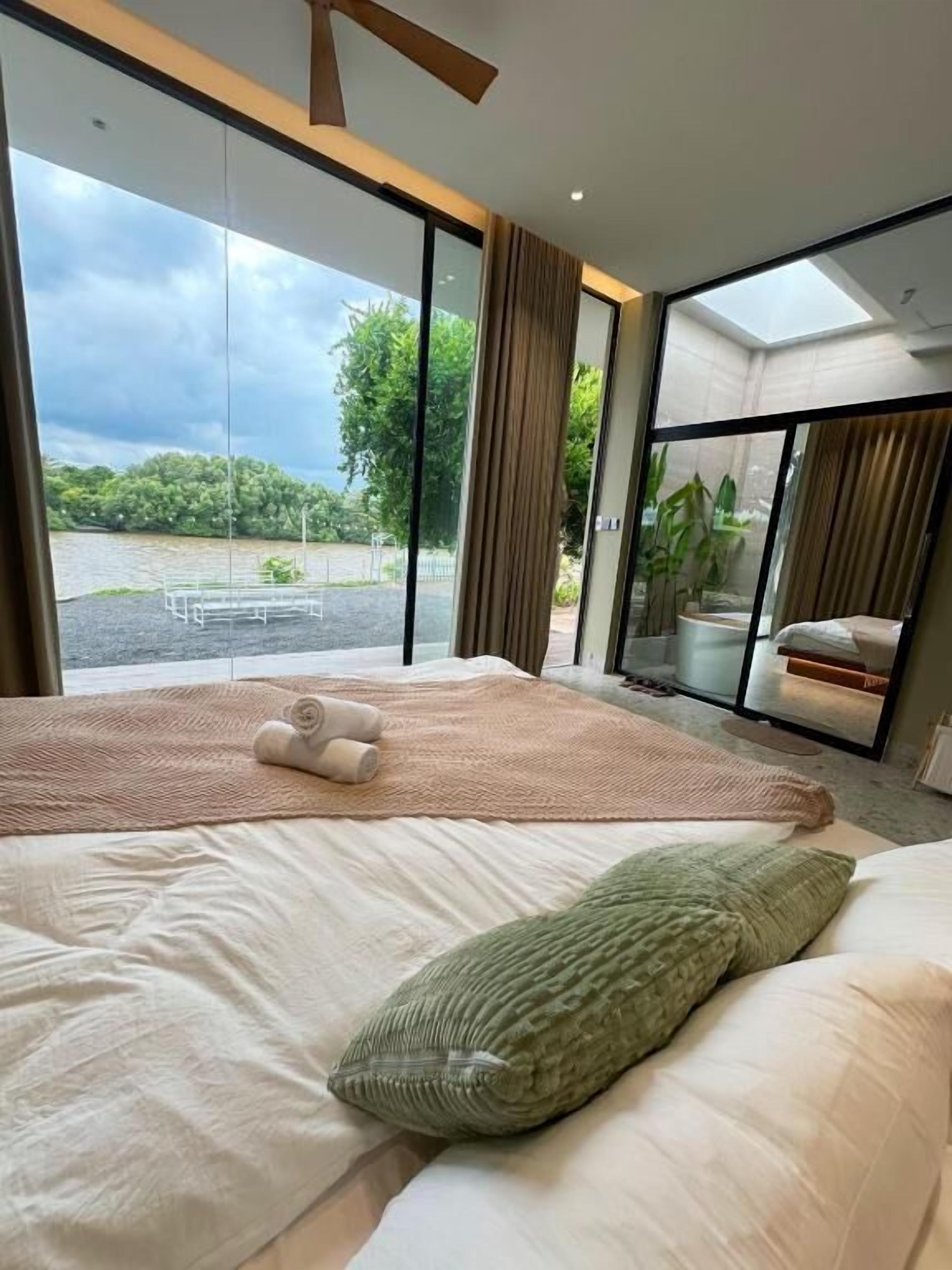 Quarto Duplo Deluxe, vista para o rio | Quartos insonorizados, ferro/tábua de engomar, Wi-fi grátis 