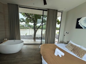 Quarto Duplo Deluxe, banheira de hidromassagem grande, vista para o rio | Roupa hipoalergénica, edredões de penas 