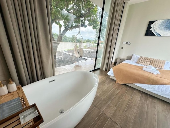 Quarto Duplo Deluxe, vista para o rio | Quartos insonorizados, ferro/tábua de engomar, Wi-fi grátis