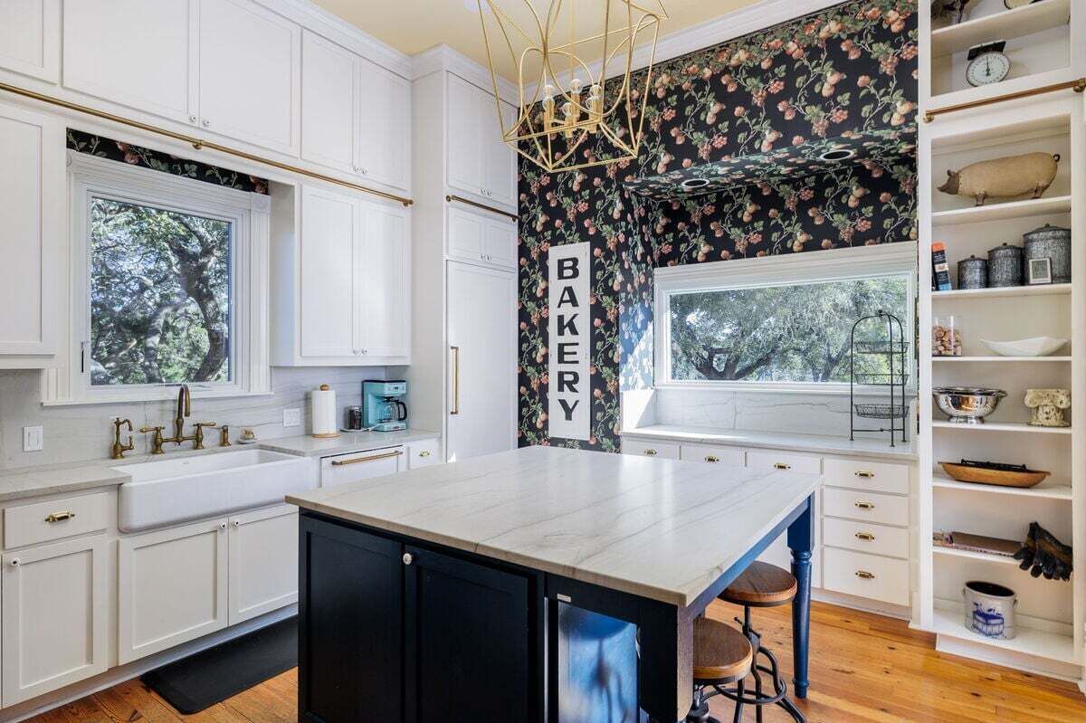 Casa, várias camas, pátio, vista para o jardim (Unique Victorian Home in Llama Ranch) | Cozinha privada | Mesas de jantar 