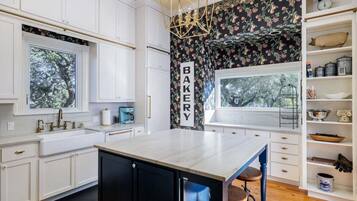 Casa, várias camas, pátio, vista para o jardim (Unique Victorian Home in Llama Ranch) | Cozinha privada | Mesas de jantar