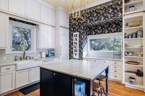 Casa, várias camas, acesso à piscina, vista para o jardim (Unique Victorian Estate - The Llama) | Cozinha privada | Mesas de jantar