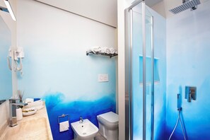 Quarto superior, vista para o oceano | Banheiro | Chuveiro, secador de cabelo, toalhas de banho 