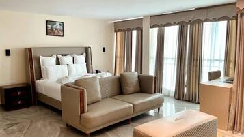 Suite Deluxe, varanda, vista para a piscina | Roupa de alta qualidade, edredões de penas, minibar grátis