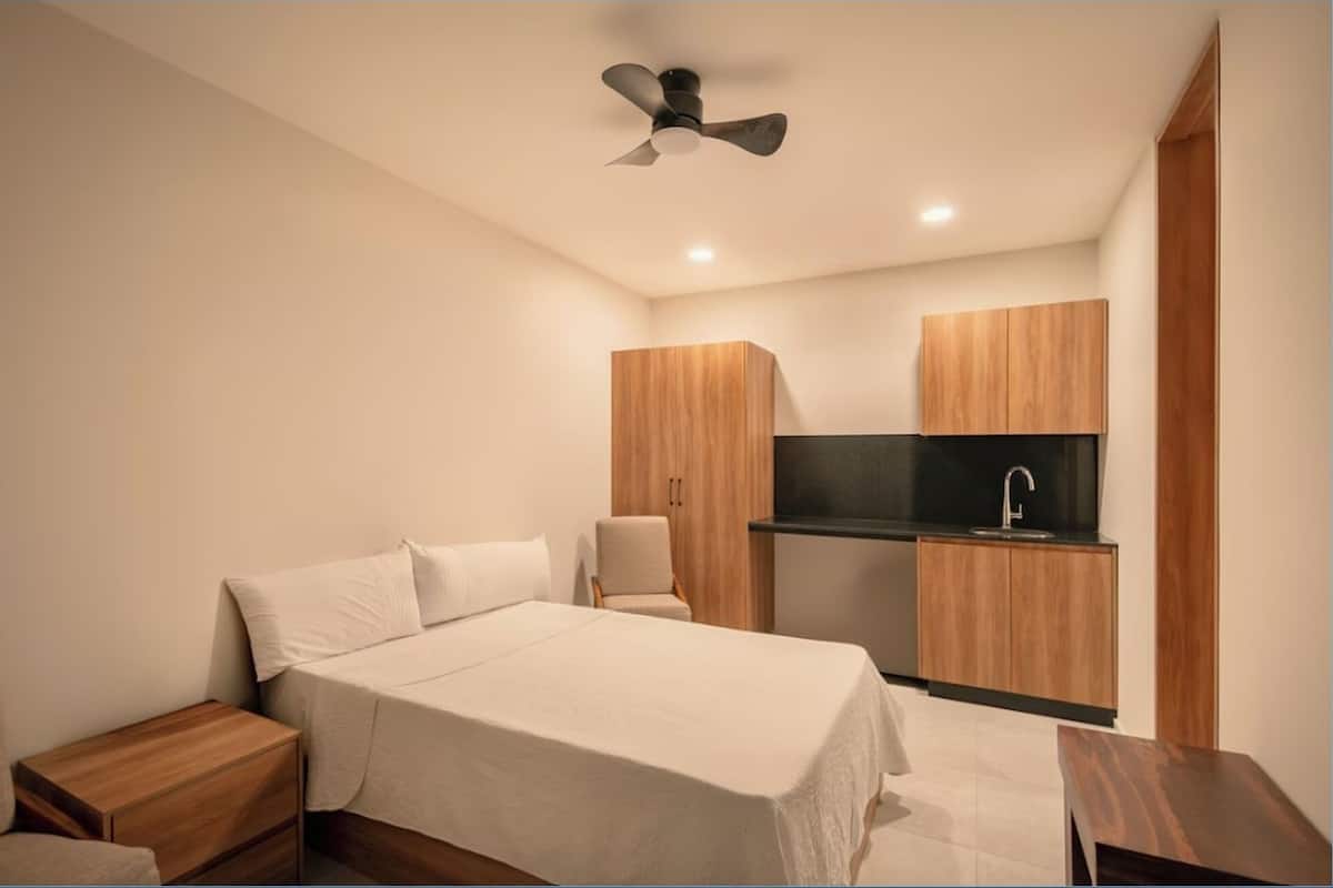 Espaço de trabalho para notebook, Wi-Fi de cortesia, roupa de cama