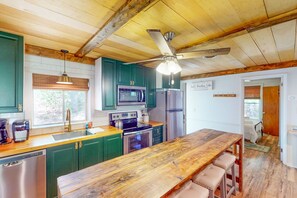 Casa de campo, várias camas, varanda (Jewelbox Cottage) | Cozinha privada