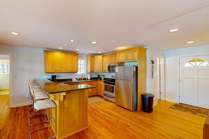 Casa de Campo, várias camas, banheira de hidromassagem grande (Bears Den at Acorn Dr) | Cozinha privada