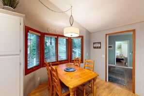 Casa, várias camas, varanda (Otter Crossing) | Opções para refeição
