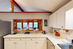 Casa, várias camas, varanda (Otter Crossing) | Cozinha privada