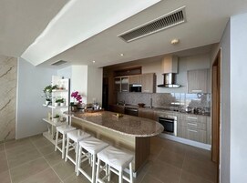 Cooktop, talheres/pratos/utensílios de cozinha