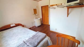 Quarto Duplo Básico, não fumadores | Wi-fi grátis, roupa de cama fornecida