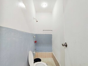 Quarto casal econômico | Banheiro | Chuveiro, toalhas de banho
