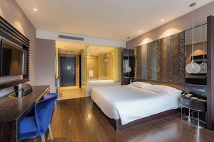 Quarto Duplo Standard, 1 cama king-size, serviço de limpeza e arrumação, Vista para a cidade | Cofre no quarto, secretária