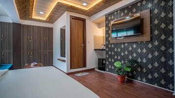 Quarto com cama, guarda-roupa, espelho e um vaso de planta.