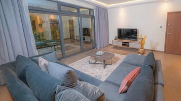 Apartamento, 3 quartos | Área de estar | Smart TV 50 polegadas com canais digitais