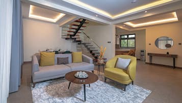 Apartamento, 2 quartos, vista para o pátio | Área de estar | Smart TV 50 polegadas com canais digitais