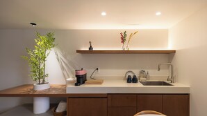 Suite de Luxo, varanda, Vista para a cidade | Cozinha privada | Um micro-ondas no espaço comum 
