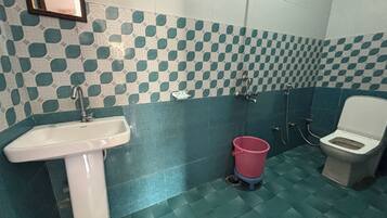 Quarto Quádruplo Deluxe | Casa de banho | Toalhas fornecidas