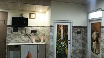 Quarto casal superior, vista para a cidade | Área de estar | TV LED 32 polegadas com canais a cabo