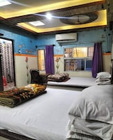 Quarto Familiar, 2 camas de casal, 2 casas de banho | Wi-fi grátis, roupa de cama fornecida