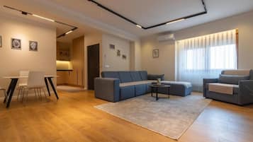 Apartamento Cidade, Vista para a cidade | Sala de estar | Televisor