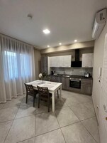 Apartamento Deluxe, 1 quarto, não fumadores, Vista para a cidade | Cozinha privada | Um forno, uma placa de cozinha, uma máquina de lavar louça 