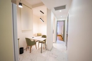 Suite Familiar, Vista para a cidade | Cozinha privada | Um frigorífico, um micro-ondas, utensílios de cozinha 